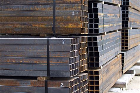 금속 제품의 창 고에서 팩에 직사각형 횡단면의 금속 프로필 파이프 0명에 대한 스톡 사진 및 기타 이미지 0명 강철 관 신체 부분 Istock