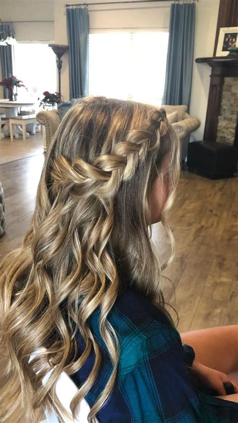 Prom Hairstyles To The Side Dresses Images 2025