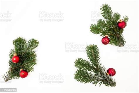흰색으로 격리 된 크리스마스 전나무 나뭇 가지 크리스마스 장식 신선한 소나무와 붉은 값싼 물건 크리스마스에 대한 스톡 사진 및 기타 이미지 Istock
