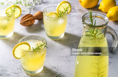레몬 레모네이드 수제 와 항아리와 레몬 슬라이스 로즈마리와 얼음을 흰색에 세 잔 0명에 대한 스톡 사진 및 기타 이미지 0명 3가지 개체 감귤류 과일 Istock