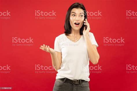 빨간 배경에 백인 젊은 여자의 반 길이 초상화 갈색 머리에 대한 스톡 사진 및 기타 이미지 갈색 머리 개념 광고 Istock