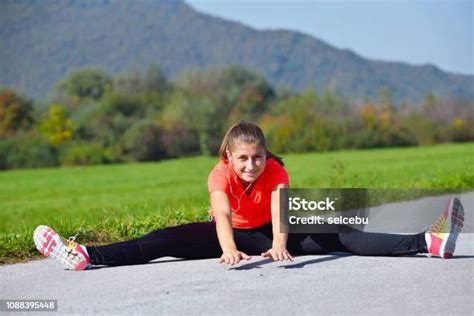 실행 중인 여자입니다 야외 운동 동안 조깅 하는 여성 러너 20 29세에 대한 스톡 사진 및 기타 이미지 20 29세 거리