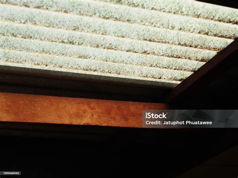 나무 빔 구조와 투명 골판지 철 유리 섬유 시트의 지붕 아래 자연 채광 N태국 전통 가옥의 인테리어 디자인의 좋은 예 산업에 대한 스톡 사진 및 기타 이미지 Istock