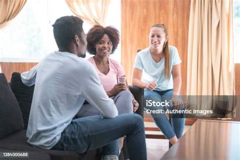 아프로미국 부부는 인후통에서 회복하고 소파에서 말하는 라틴계 여성 가정 생활에 대한 스톡 사진 및 기타 이미지 가정 생활 감압 우물 건강관리와 의술 Istock