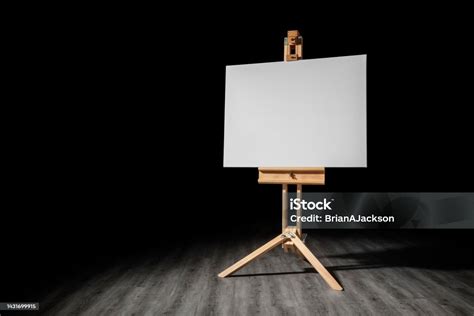 아트 갤러리 전시회에서 빈 캔버스 배경을 가진 아티스트 이젤 그림 그리기에 대한 스톡 사진 및 기타 이미지 그림 그리기 이젤 회화 Istock