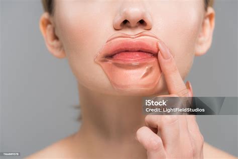 회색에 고립 된 립 마스크를 적용하는 젊은 여성의 자른보기 부분의에 대한 스톡 사진 및 기타 이미지 부분의 사람 얼굴 사람들 Istock