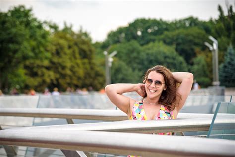 화려한 로맨틱 소녀 야외에서 필드에서 짧은 드레스에 아름다운 모델입니다 바람에 부는 긴 머리 백라이트 따뜻한 색상 톤 가을에 대한 스톡 사진 및 기타 이미지 Istock