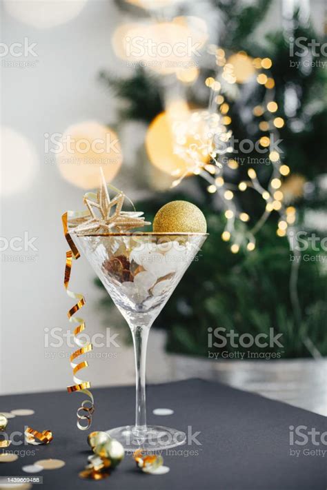 메리 크리스마스와 새해 복 많이 받으세요 세련된 크리스마스 반짝이는 스타 샴페인 유리 황금 색종이 및 축제 조명의 배경에 Baubles 새해 파티 창조적 인 개념 무디 배너