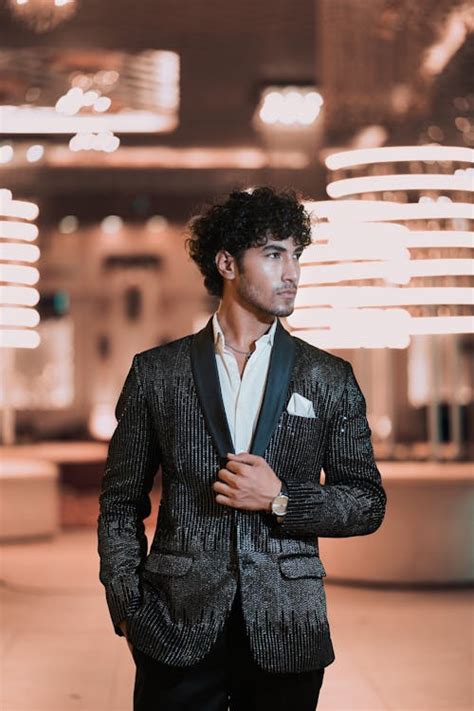 격식있는 옷차림 곱슬머리 남성 모델 남성 패션 남성복 남자 모델 패션 남자 사진 촬영 포즈 남자모델 촬영 포즈 도시 설정 도시 패션 도시의 도시의 불빛