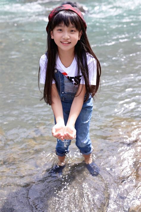 ボードかわいい小さな女の子のピン