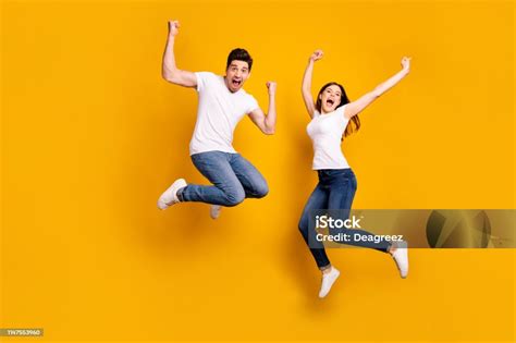 전체 길이 몸 크기 사진 펑키 그녀는 그를 그의 쌍 점프 높은 제기 주먹 소리 비명 외침 시끄러운 치 어 리더 축구 팬 캐주얼