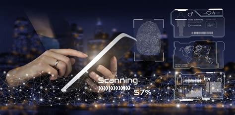 생체 인식 정체성 및 승인의 지문 스캔 디지털 홀로그램 지문 기호와 도시 어두운 흐린 배경에 가상 화면에 데이터 차트와 콜라주와 손으로 터치 흰색 태블릿 가상현실에 대한