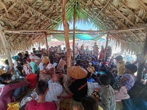 ဆားလင်းကြီးမြို့နယ်ရှိ မီးဘေးသင့် ပြည်သူများကို မုန့်လက်ဆောင်း တိုက် ကျွေး လှူဒါန်း Khit Thit