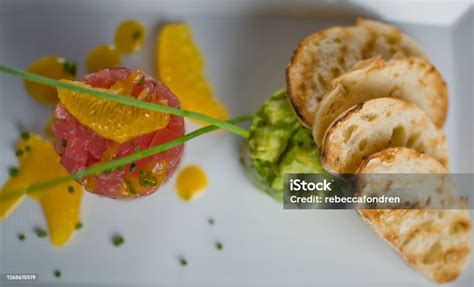 참치 타르타르 클래식 한 미국 레스토랑 또는 비스트로 애피타이저 클래식 초밥 학년 아히 참치 다진 계란을 혼합 붉은 양파 올리브 오일 레몬 주스 마늘과 케이퍼 마늘 빵을