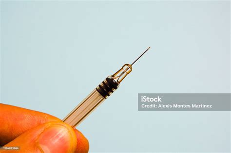 주사기 손에 의료 주사 손바닥 또는 손가락 바늘이있는 의학 플라스틱 예방 접종 장비 액체 약물 또는 마약 병원의 건강 관리주사기