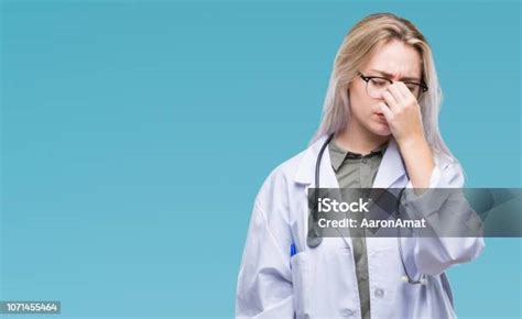 코와 눈 피로 두통 느낌 바르고 피곤된 격리 된 배경 위에 젊은 금발 의사 여자 스트레스와 좌절 개념입니다 건강관리와 의술에 대한 스톡 사진 및 기타 이미지 Istock