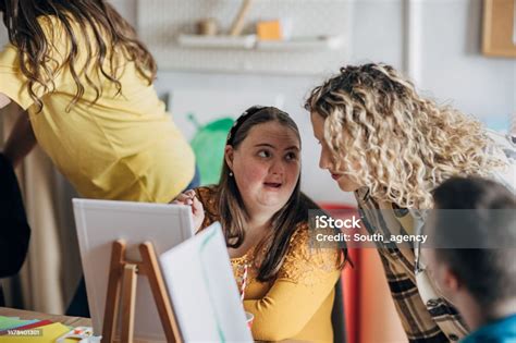 장애 건강 관리 예술 워크숍 캔버스에 창의적인 그림과 다운 증후군 사람들과 뇌성 마비가 예술 프로젝트를 하고 있습니다 건강관리와 의술에 대한 스톡 사진 및 기타 이미지