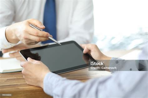 디지털 그래프 및 차트 형태로 제시된 통계 데이터를 논의하기 위한 비즈니스 팀 회의 손에 대한 스톡 사진 및 기타 이미지 손 컴퓨터 프리젠테이션 연설 Istock