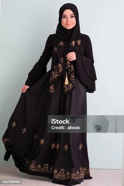 현대 이슬람과 라마단 카림의 개념을 나타내는 현대 청록색 배경에 고립된 히잡을 쓴 멋진 드레스를 입은 아름다운 무슬림 여성 18 19세에 대한 스톡 사진 및 기타 이미지