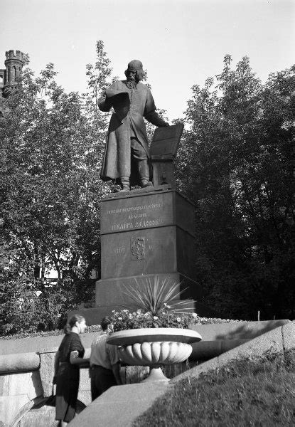 Фото Памятник первопечатнику Ивану Федорову 1955 1965 г Москва История России в фотографиях