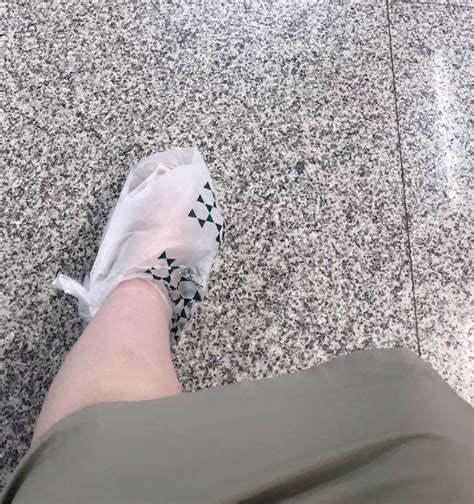 挤地铁鞋被挤掉光着脚去下一站捡鞋 东大桥