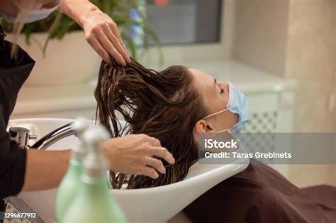 보호 의료 마스크를 착용한 젊은 여성은 전염병 동안 미용실에서 헤어 워시를 얻습니다 전염병 동안 안전 미용사 작업의 개념 가위에 대한 스톡 사진 및 기타 이미지 Istock