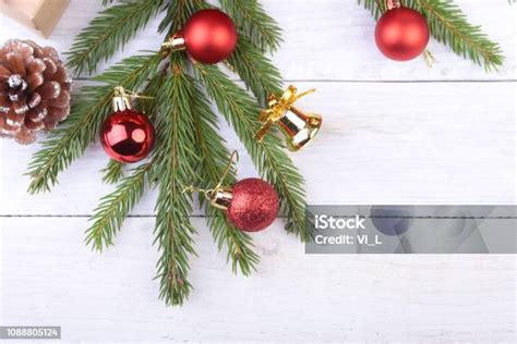 즐거운 휴일 보내세요 선물 상자 양 초 및 공 신년 이나 크리스마스 장식 인사말 카드입니다 0명에 대한 스톡 사진 및 기타 이미지 Istock