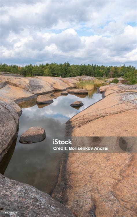큰 화강암 돌과 물로 가득 분할 바다의 화강암 바위 소나무 숲입니다 핀란드 랭키의 섬 0명에 대한 스톡 사진 및 기타 이미지 Istock