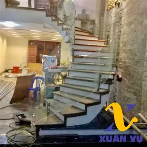 Dịch Vụ Chống Thấm Kính Uốn Cong Cầu Thang