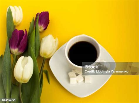 노란색 배경에 커피 한 잔과 색깔의 튤립 맨 위 보기입니다 공간을 복사합니다 0명에 대한 스톡 사진 및 기타 이미지 0명 3월 4월 Istock