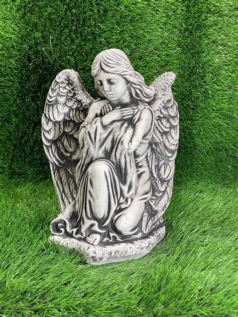 Садова фігура Ангел з крилами скульптура дівчинки з крилами на колінах садово паркова статуетка