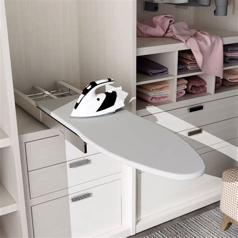 Гладильная доска в гардеробной пространство для стилизованной