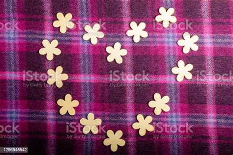 어두운 마젠타에 하트로 표시 작은 밝은 갈색 나무 꽃과 대각선 줄무늬와 분홍색 질감 직물 울 소재 배경 레이저 컷 나무 개체와