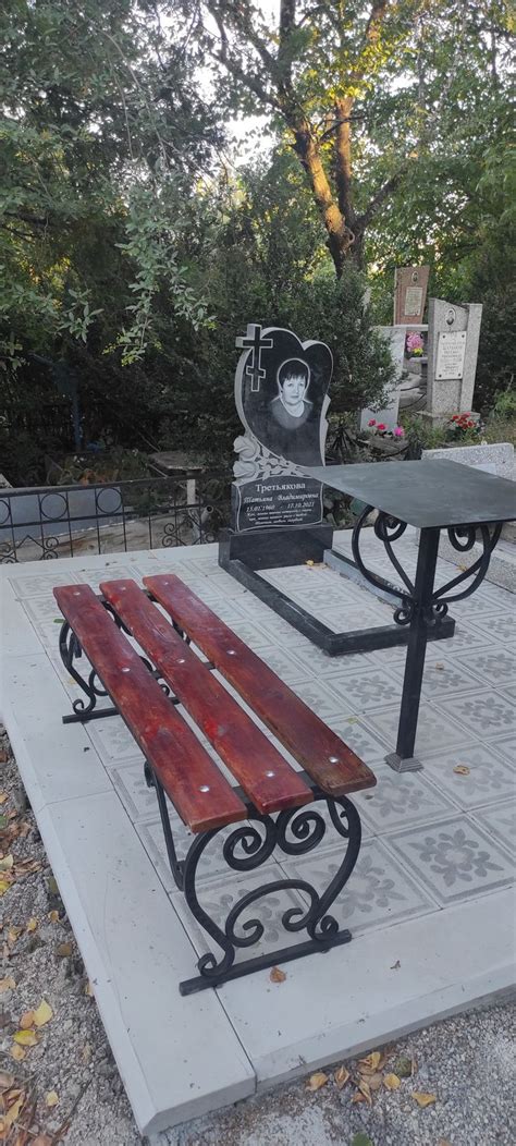 Столик и лавочка