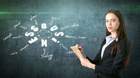 그것에 그려진 비즈니스 아이디어 스케치와 함께 벽 근처 노트북을 들고 벌에서 여자 성공적인 비즈니스의 개념입니다 개선에 대한 스톡 사진 및 기타 이미지 Istock