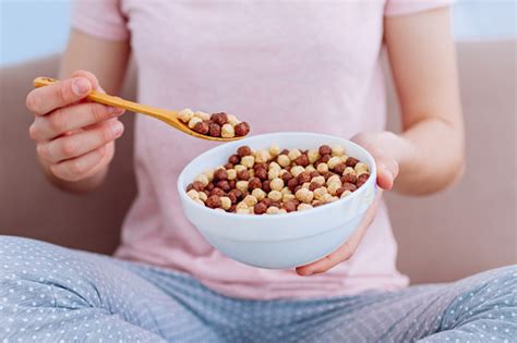 시리얼 아침 식사를 위한 초콜릿 볼로 가득 찬 숟가락과 그릇 0명에 대한 스톡 사진 및 기타 이미지 0명 갈색 건강한