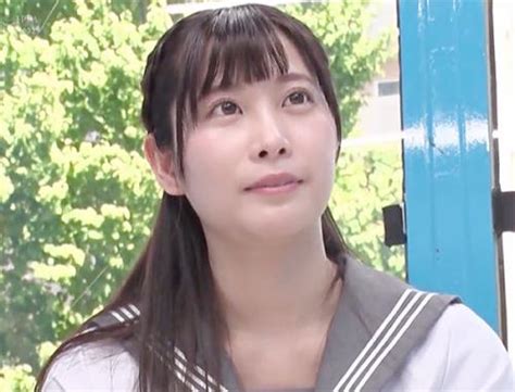 可愛い女子校生に媚薬を飲ませ発情させてセンズリを見せると相互オナニーをしてフェラして挿入されるとハメ潮吹いて喘ぎまくる！ 1200 エロ動画