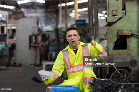 공장 남성 근로자는 산업 공장에서 화학 탱크를 검사하는 안전 유니폼과 안경을 착용합니다 산업용 화학 물질 공장의 위험 지역에서 작업하는 노트북 복합 재료를 사용하는 화학