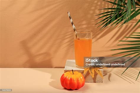 호박 음료 가벼운 배경에 주스 긴 하드 그림자가있는 파스텔 배경의 현대 정물 최소한의 해독 개념 전통적인 추수 감사절 음료 0명에 대한 스톡 사진 및 기타 이미지 Istock