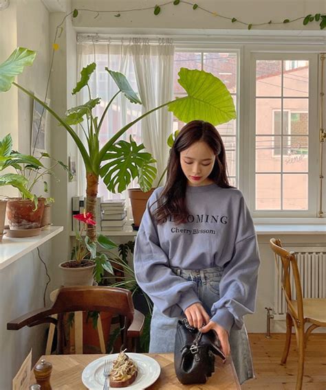 리리앤코 데일리하게 착용하기 좋은 맨투맨으로 다양한 하의와 함께 코디하기 좋아용💛💛 컬러 취향에 따라