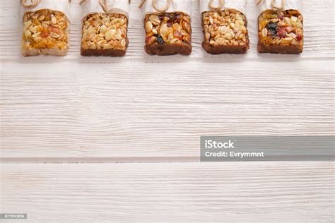 견과류 건조 과일 및 초콜릿 글루텐 나무 테이블에 다양 한 그 라 놀라 에너지 바 무료 0명에 대한 스톡 사진 및 기타 이미지 0명 건강한 생활방식 건강한 식생활