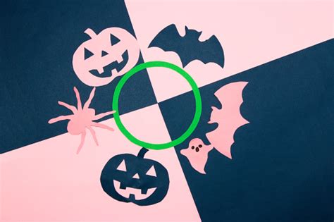 녹색 원 주위에 종이 괴물이있는 분홍색 진한 파란색 배경 할로윈 창조적 인 개념 플랫 레이 복사 공간 종이 공예 10월에 대한 스톡 사진 및 기타 이미지 Istock