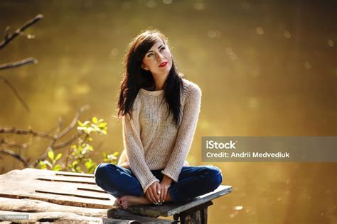 맨발로 오래된 다리에 앉아있는 젊은 여성 여름 녹색 숲 호수와 저녁에 공기는 휴식 명상 자연의 소리와 꿈의 소리를 즐길 수있는