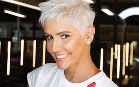 Deborah Secco Tal Como Veio Ao Mundo Atriz Surpreende Completamente Nua Impala