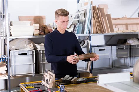 Siswa Yang Terlibat Dalam Pemodelan Arsitektur Foto Stok Unduh Gambar Sekarang Arsitek