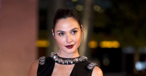 치명적인 섹시 원더우먼 갤 가돗