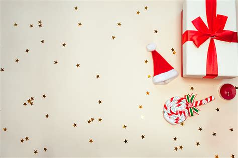 빨간 리본 롤리팝 산타 클로스 모자가 달린 선물 상자 크리스마스 새해 텍스트 공간입니다 베이지 색 배경 플랫 레이 0명에 대한 스톡 사진 및 기타 이미지 Istock