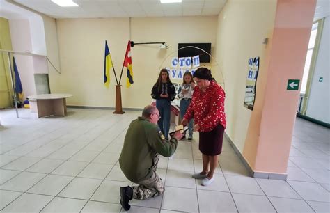 Вдові та сину загиблого військовослужбовця із Чарторийська вручили орден «За мужність ІІІ