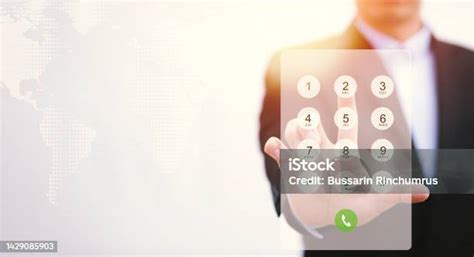 투명한 전화 버튼이있는 가상 전화 키패드로 전화 걸기 화면의 전화 번호 사업가 터치 버튼 전화를 걸기 위해 스마트 폰의 손가락