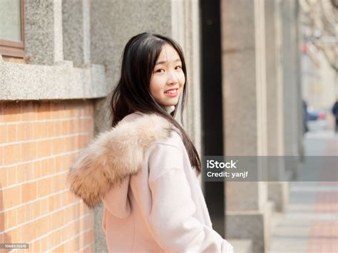 하얀 겨울 솜 털 코트에 아름 다운 젊은 갈색 머리 여자의 초상화 야외 패션 매력 중국 10 대 세련 된 여자입니다 감정 사람